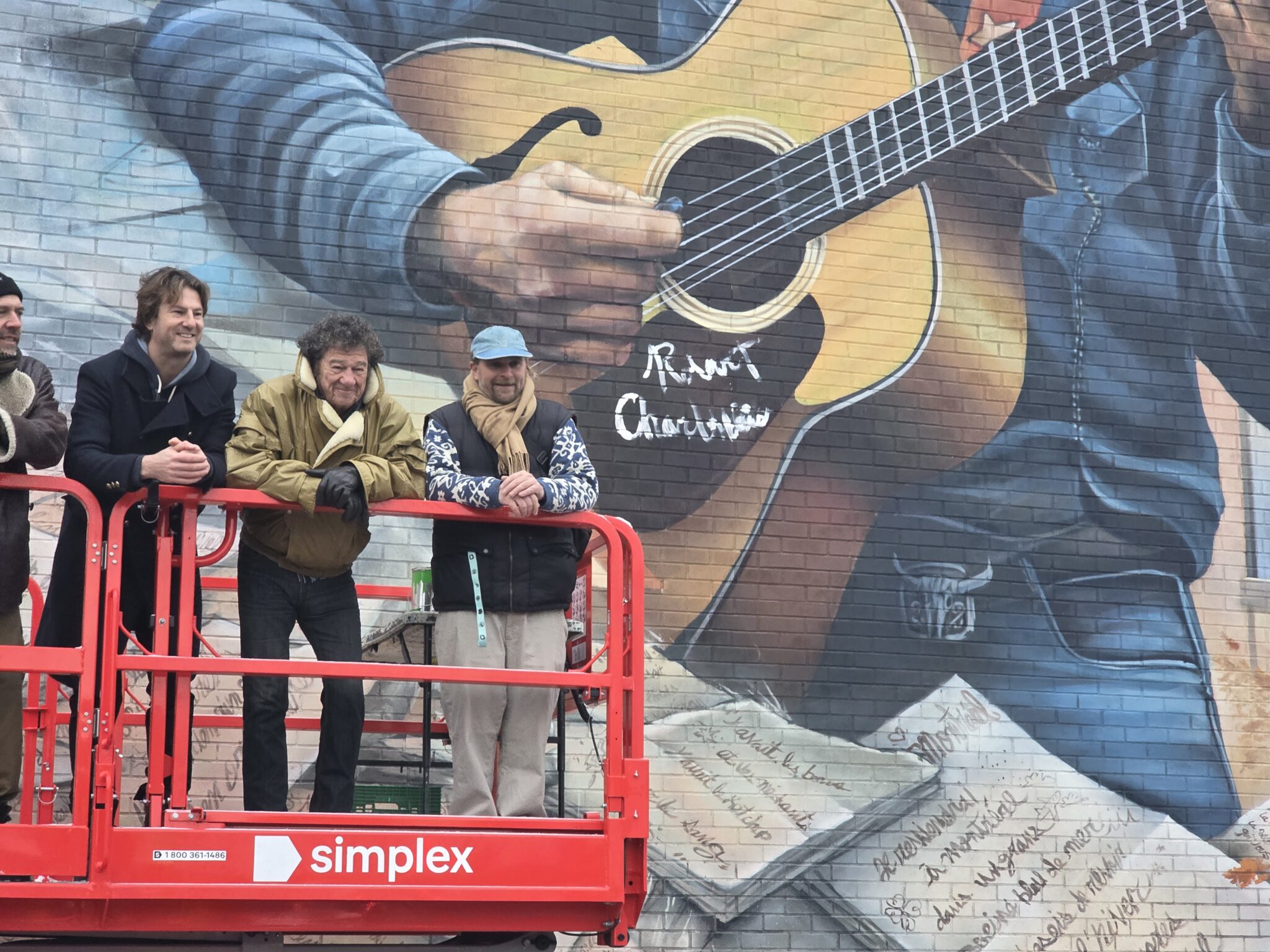 Robert Charlebois signe sa murale - Journaldesvoisins.com