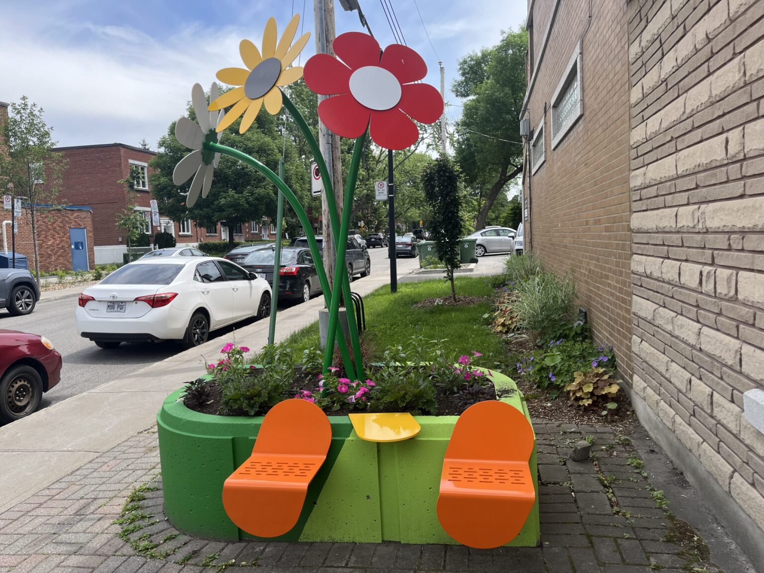 Du nouveau mobilier urbain au couleurs de FLO - Journaldesvoisins.com